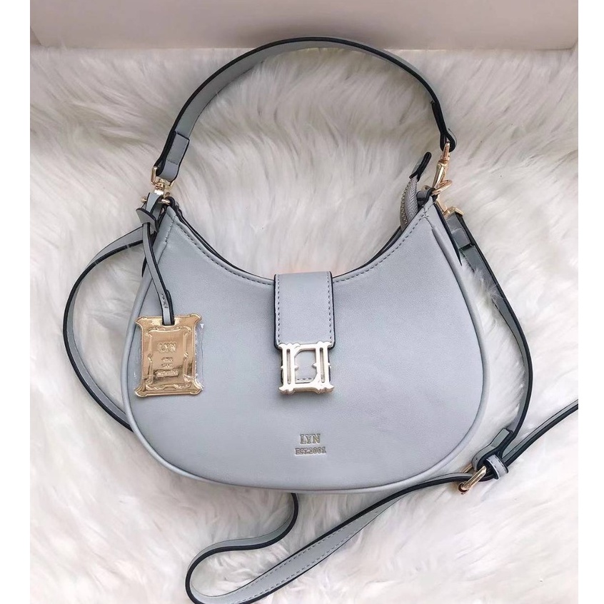 กระเป๋าสะพายข้าง LYN ทรงโฮโบ รุ่น Rivera shoder เเต่งหน้าป้ายอะไหล่ คลอ ...