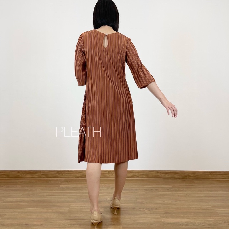 Crossing Pleated Dress เดรสพลีทป้ายหน้า - pleath - ThaiPick