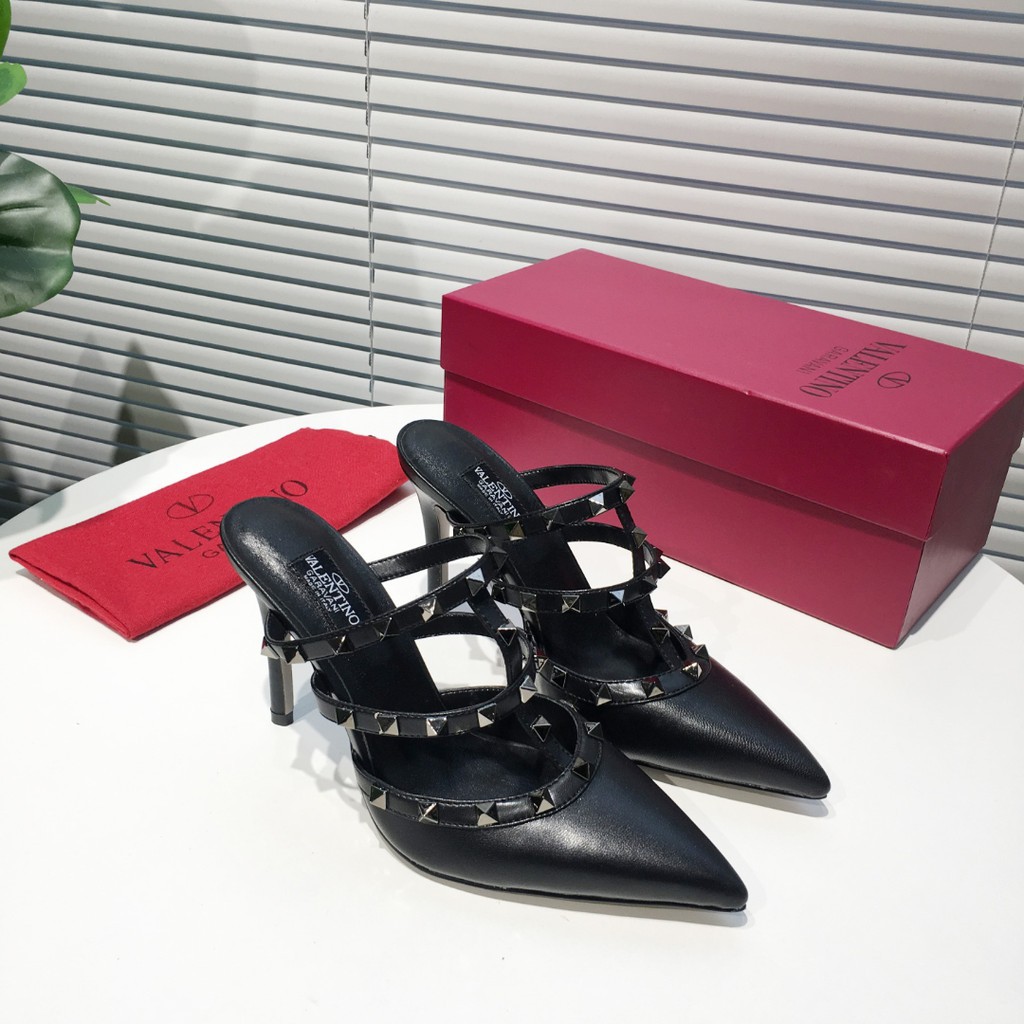 卐VALENTINO คลาสสิก rivet Tale ออกแบบรองเท้าส้นสูงรองเท้าผู้หญิงสีดำ ...