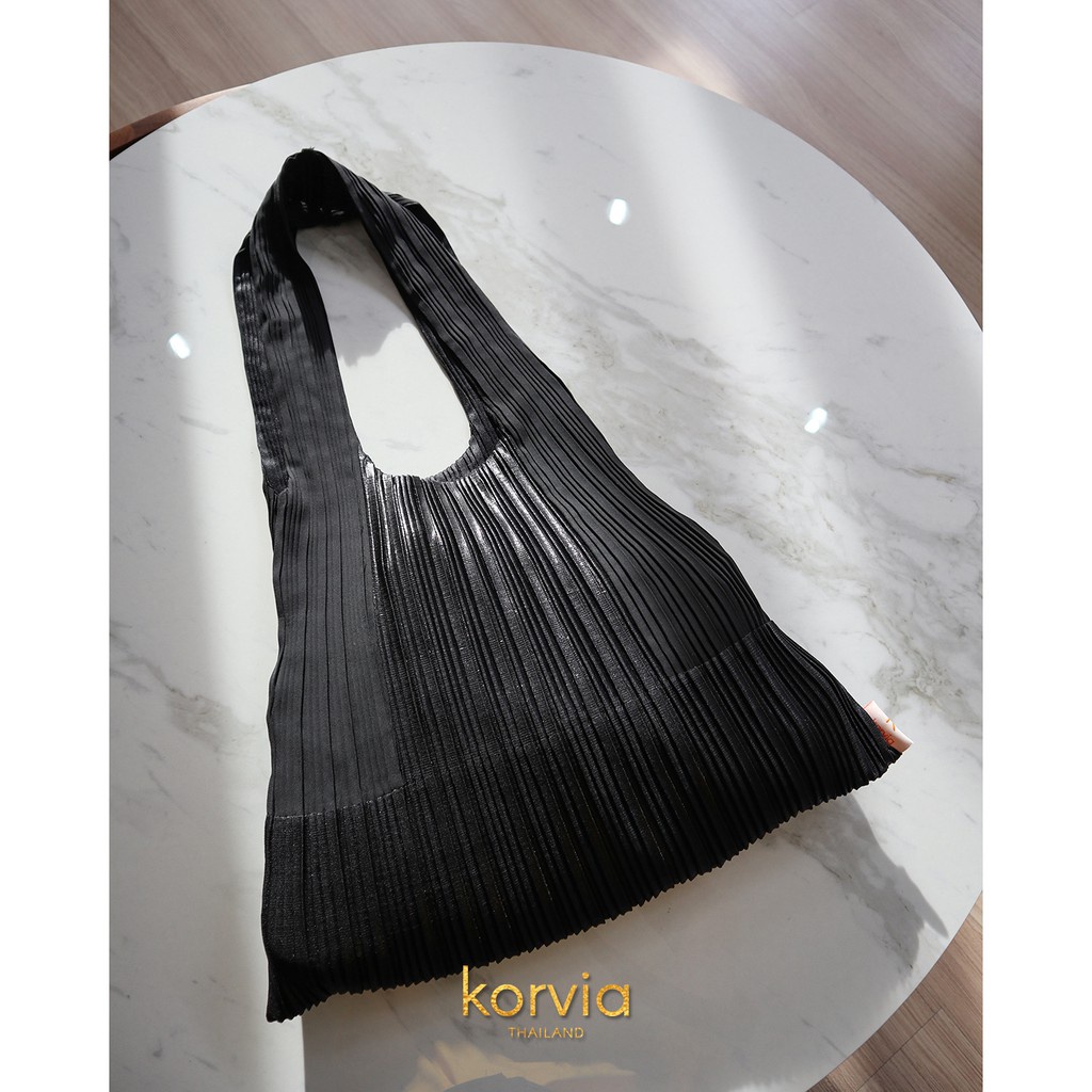 Korvia กระเป๋าผ้าพลีทสีดำ รุ่นเมทัลลิค Shine At Midnight - Black ...