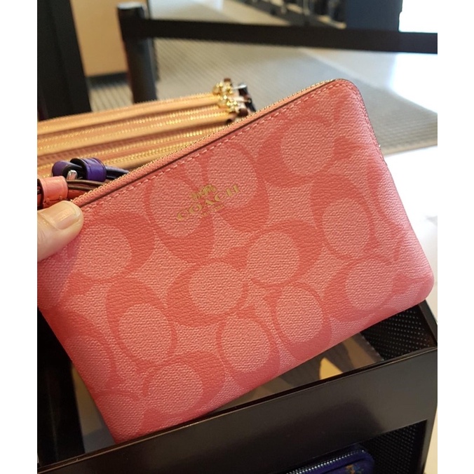 พร้อมส่ง แท้ New Coach 1 ซิป S รุ่น CORNER ZIP WRISTLET IN SIGNATURE ...