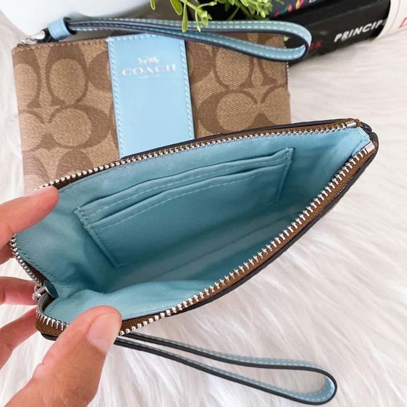 พร้อมส่ง แท้ New Coach คล้องมือ 1 ซิป S CORNER ZIP WRISTLET IN ...
