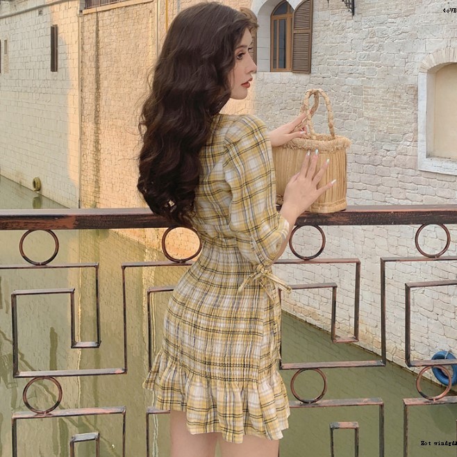 ชุดเดรสกระโปรงสั้น แขนห้าส่วน ผ้าชีฟอง คอวี เข้ารูป แต่งลูกไม้ และ ...