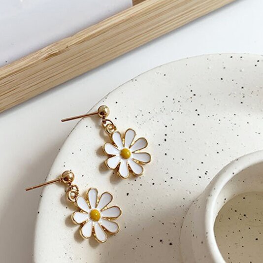 [Cutewomen2020] Small Daisy Flower Earrings Female Fashion Fresh And Lovely Stud Earrings Alloy ...
