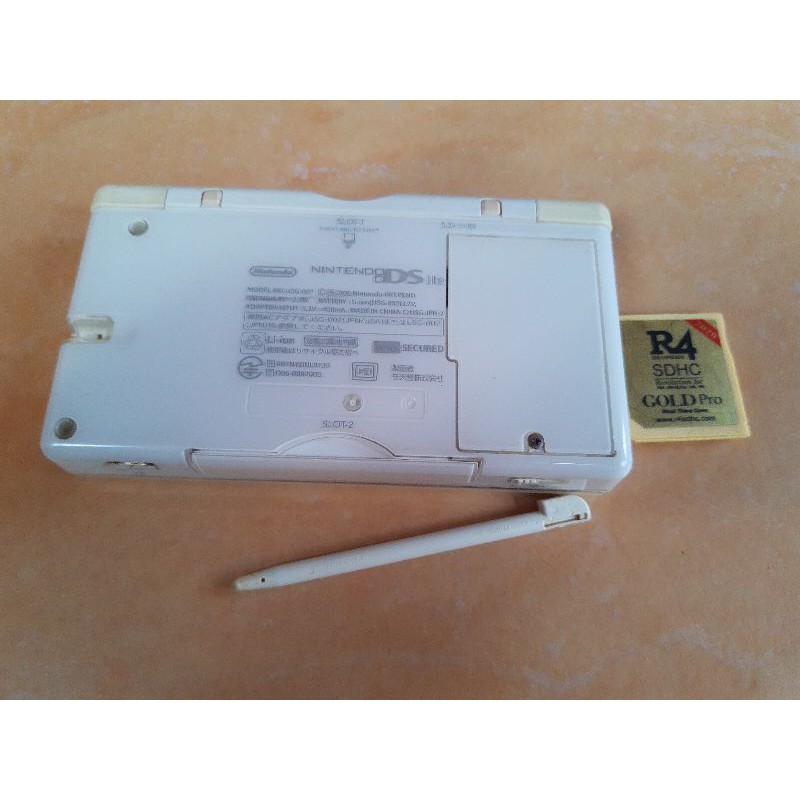 nintendo ds lite สีขาว พร้อมตลับ R4 gold เมม32 - rak_sa_nook - ThaiPick
