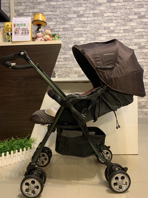 รถเข็นแบรนด์ combi รุ่น Miracle Turn Diaclasse Auto4 เบาะหนังสีน้ำตาลชมพู ลายหลุยส์ พร้อม ...