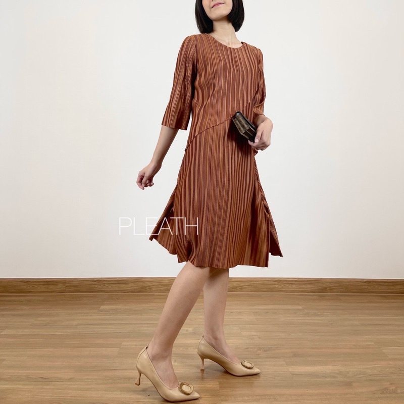 Crossing Pleated Dress เดรสพลีทป้ายหน้า - pleath - ThaiPick