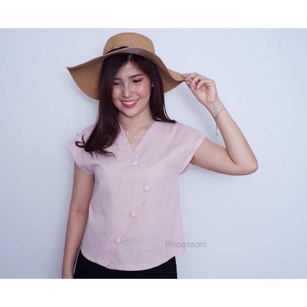 Im Prapassorn เสื้อเเขนเกยป้ายข้าง ผ้าลินินผสมฝ้าย มี 6 สี ฟรีไซส์ 3 ขนาด - sumrann - ThaiPick