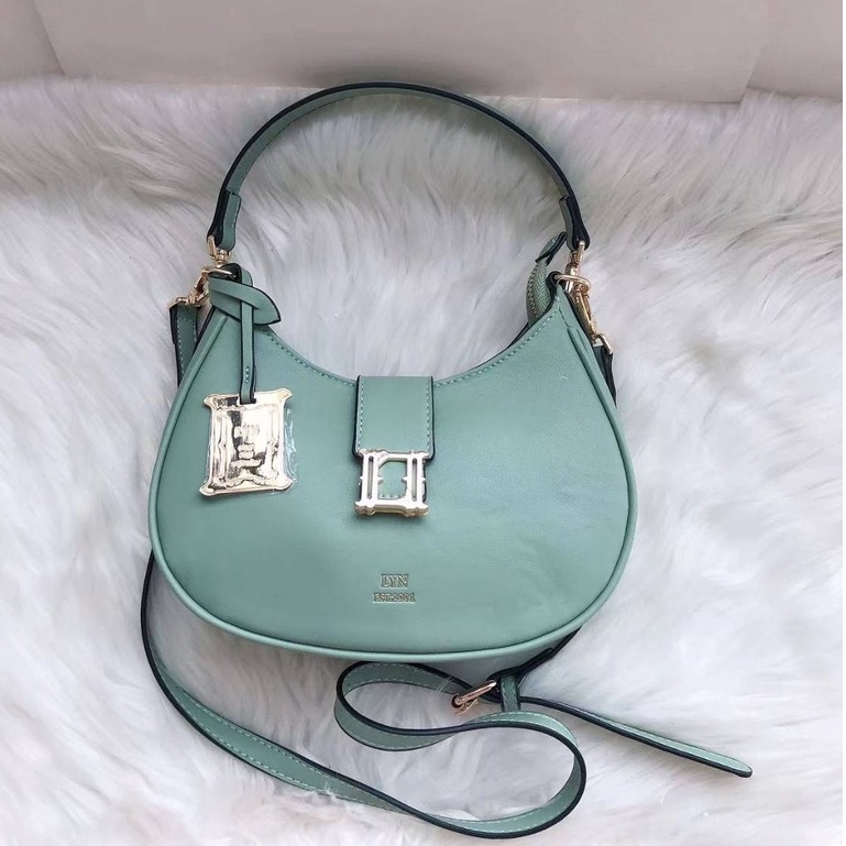 กระเป๋าสะพายข้าง LYN ทรงโฮโบ รุ่น Rivera shoder เเต่งหน้าป้ายอะไหล่ คลอ ...