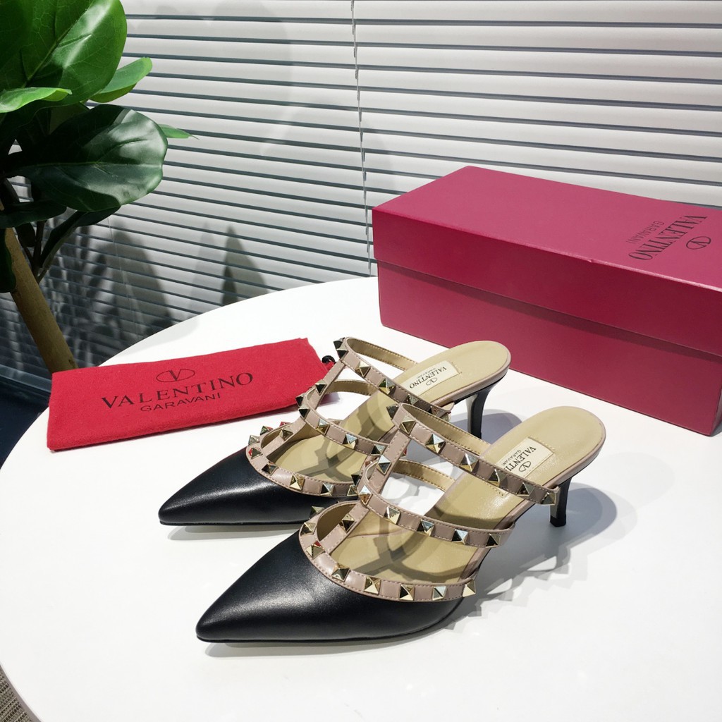 ﹍VALENTINO คลาสสิก rivet Tale ออกแบบรองเท้าส้นสูงรองเท้าผู้หญิงสีดำ ...