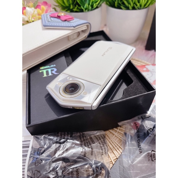 Casio Tr80 สีขาว สภาพสวยๆพร้อมส่งครบกล่อง มีอุปกรณ์ของแถมครบ กล้องฟรุ้งฟริ้ง การใช้งานได้ดีปกติ ...