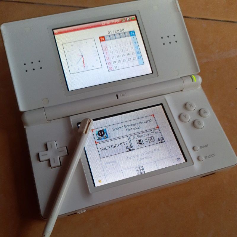 nintendo ds lite สีขาว พร้อมตลับ R4 gold เมม32 - rak_sa_nook - ThaiPick