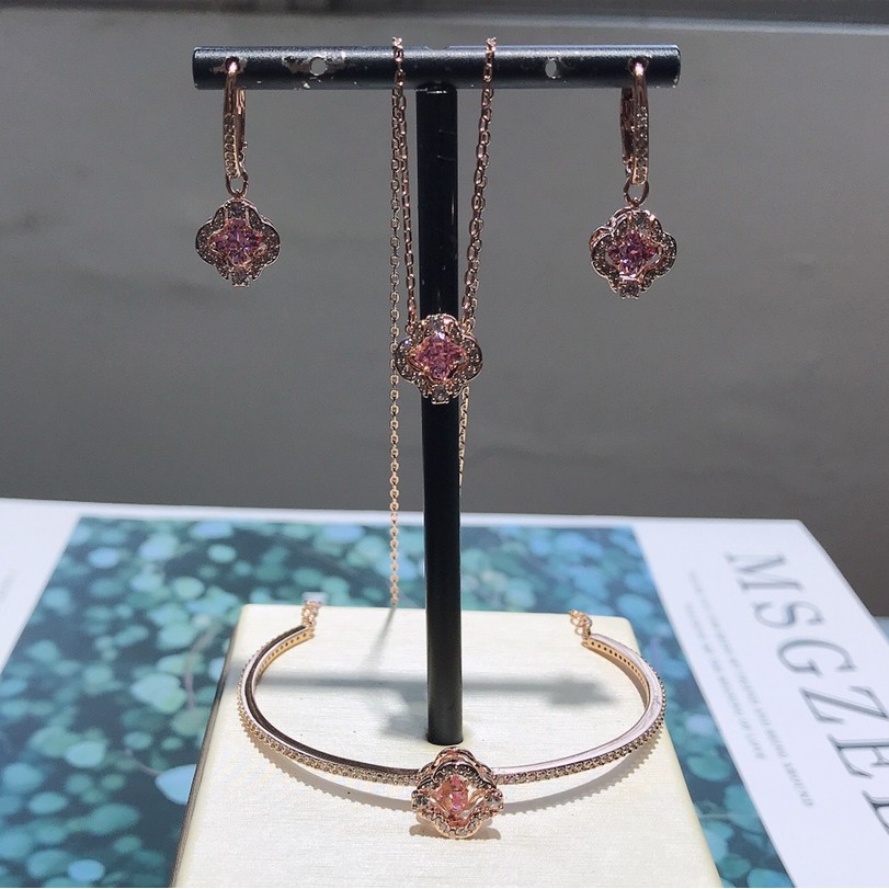 SWAROVSKI(สวารอฟสกี้) SPARKLING DANCE CLOVER สร้อยข้อมือคริสตัล 5516476 ...