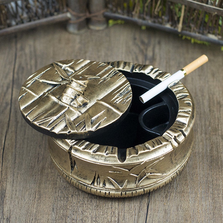 บุคลิกภาพที่สร้างสรรค์ทันสมัยขึ้นพร้อมที่เขี่ยบุหรี่ในบ้านห้องนั่งเล่น ...