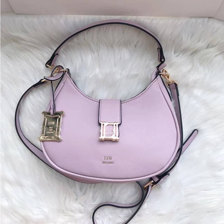 กระเป๋าสะพายข้าง LYN ทรงโฮโบ รุ่น Rivera shoder เเต่งหน้าป้ายอะไหล่ คลอ ...