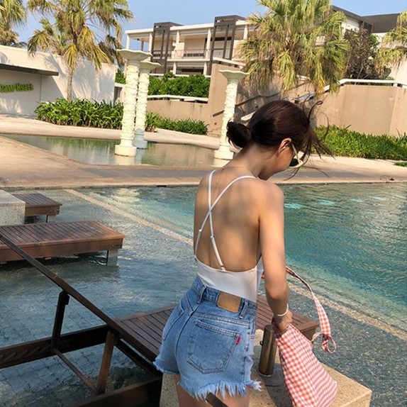 ชุดว่ายน้ำวันพีชสีขาว สายปรับได้ สไตล์เกาหลี Basic not basic รุ่น Strappy One Piece Swimsuit ...