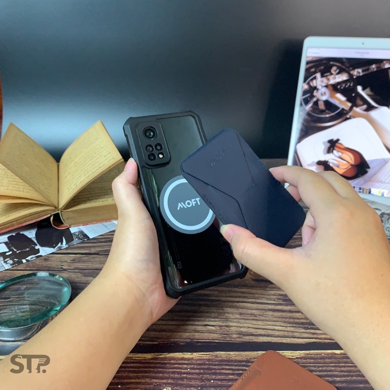 ใช้ได้ทุกรุ่น MOFT SNAP-ON SNAP STICKER ขาตั้งมือถือระบบแม่เหล็ก พับเก็บได้ ด้านหลังใส่บัตรได้ ...