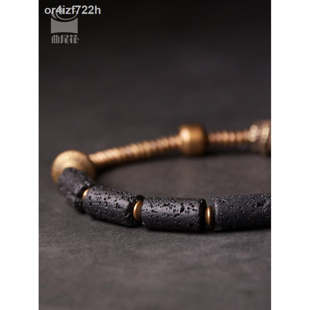 Quwei ดอกไม้การออกแบบดั้งเดิมย้อนยุคหินภูเขาไฟสร้อยข้อมือทองเหลืองชาย ...