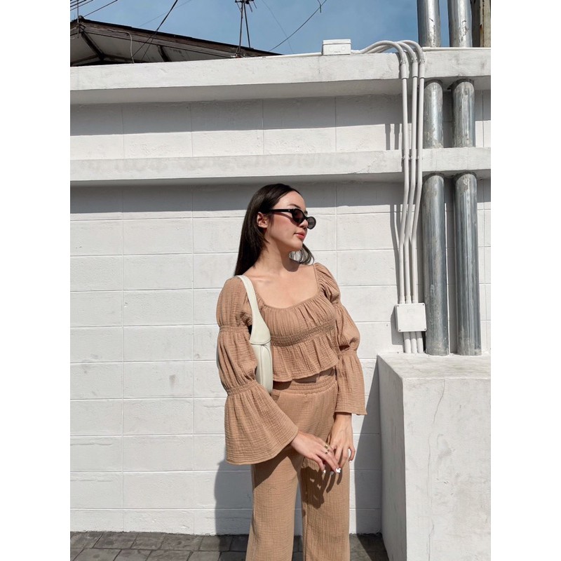 Nudeaholic NEW IN ️ เสื้อครอปสุดชิคดีเทลสม๊อคช่วงใต้อก ทำให้ไม่โป๊ มา ...