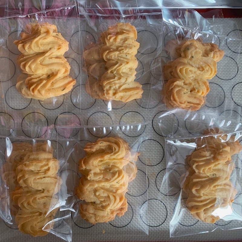 คุกกี้เนยกระเทียมชีส parmesan garlic butter cookie 1 กล่อง มี 8 ชิ้น ...