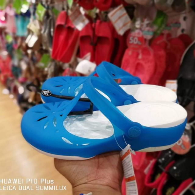 Crocs Carlie Cutout สีฟ้า !!! ของแท้ ของใหม่ 100 % ราคา 1290 บาท มี W5 ,W6,W7,W8,W9 | Shopee ...