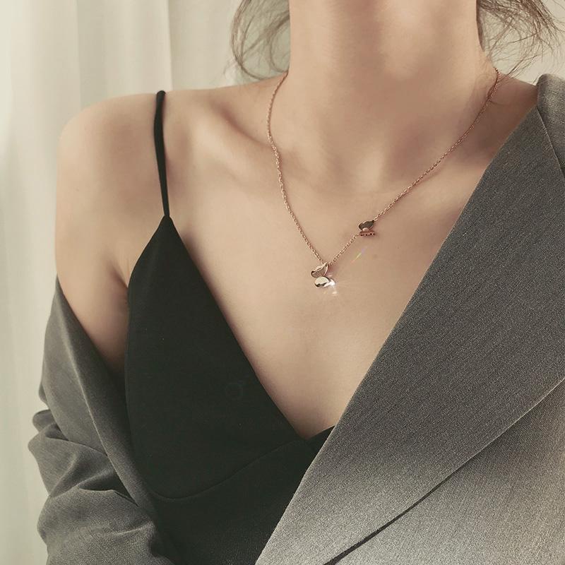 ins สร้อยคอผีเสื้อหญิงกระดูกไหปลาร้าโซ่อารมณ์ทุกตรงกับความรู้สึกสามมิติ 18k กุหลาบทองไทเทเนียม ...