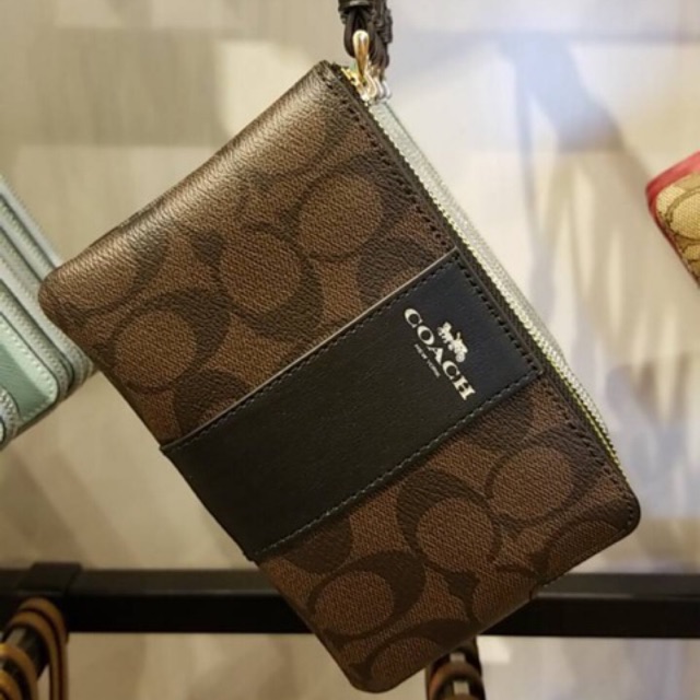 พร้อมส่ง แท้ New Coach คล้องมือ 1 ซิป S CORNER ZIP WRISTLET IN ...