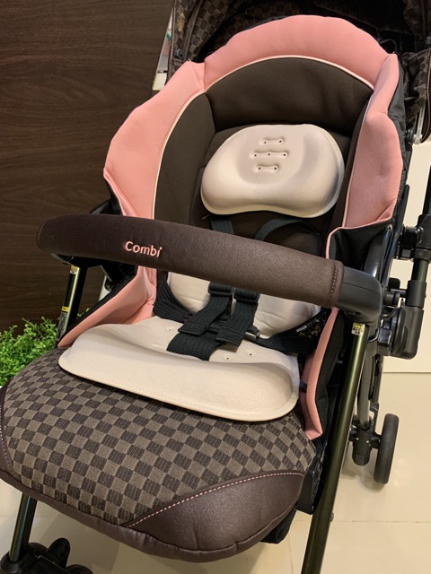 รถเข็นแบรนด์ combi รุ่น Miracle Turn Diaclasse Auto4 เบาะหนังสีน้ำตาลชมพู ลายหลุยส์ พร้อม ...
