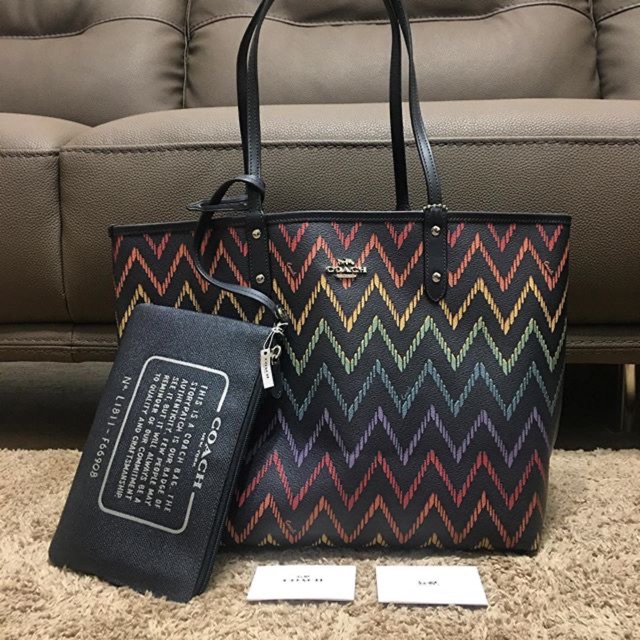 New Coach tote size ใหญ่ F66908 สี midnight รุ่นนี้ใช้ได้ 2 ด้านคะ รุ่น ...