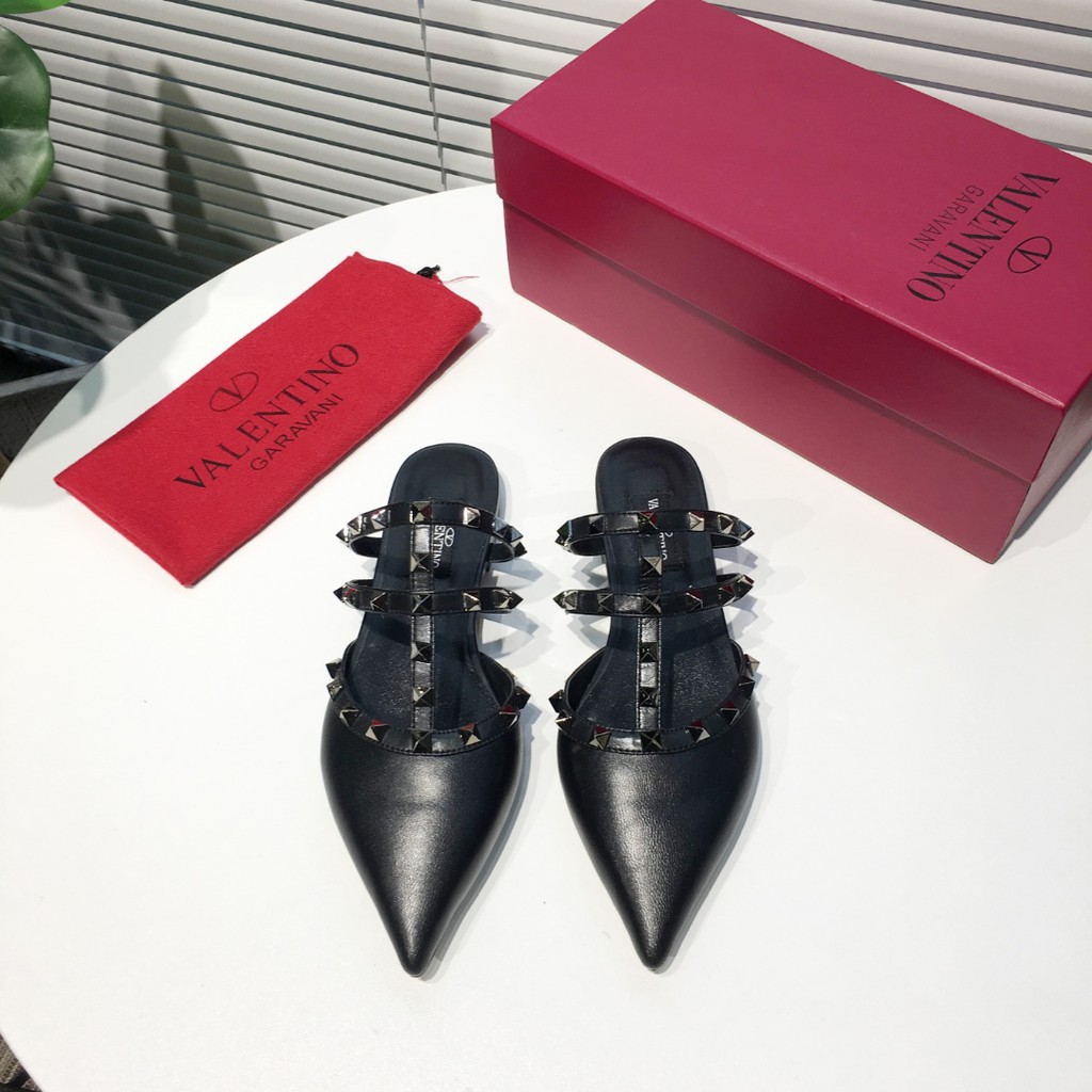 卐VALENTINO คลาสสิก rivet Tale ออกแบบรองเท้าส้นสูงรองเท้าผู้หญิงสีดำ ...