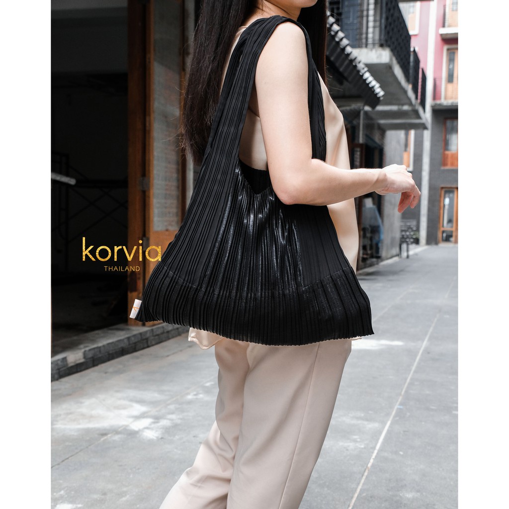 Korvia กระเป๋าผ้าพลีทสีดำ รุ่นเมทัลลิค Shine At Midnight - Black ...
