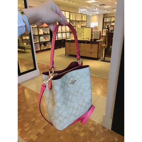 พร้อมส่ง แท้ New Coach รุ่น SMALL TOWN BUCKET BAG IN SIGNATURE CANVAS ...
