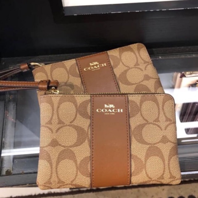 พร้อมส่งที่ไทย Coach คล้องมือ 1 ซิบ size S ลายซี คาดน้ำตาลอ่อน รุ่น ...