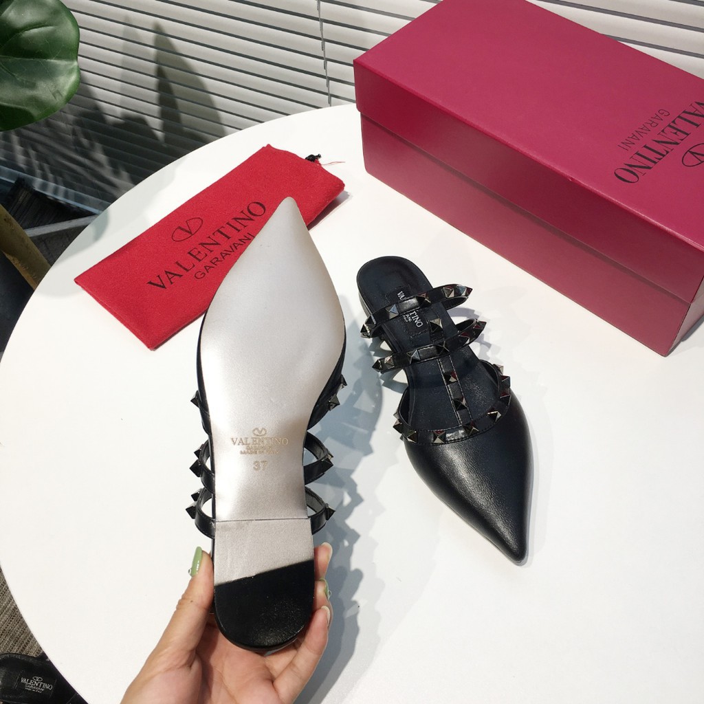 卐VALENTINO คลาสสิก rivet Tale ออกแบบรองเท้าส้นสูงรองเท้าผู้หญิงสีดำ ...