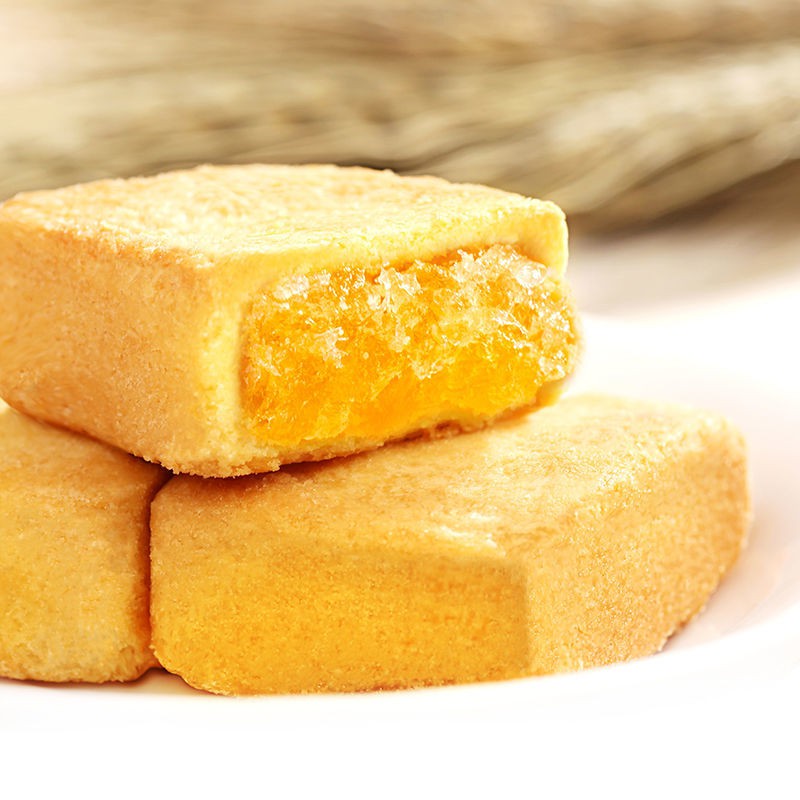 กระรอกสามตัวลดราคา _One Bite Pineapple Pastry 300 Snacks, Casual ...