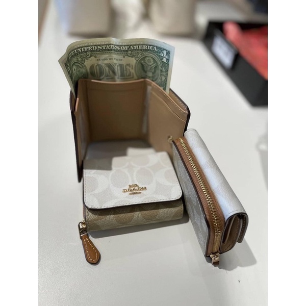 กระเป๋าสตางค์ใบสั้น3พับ COACH Small Trifold Wallet In Signature Canvas ...