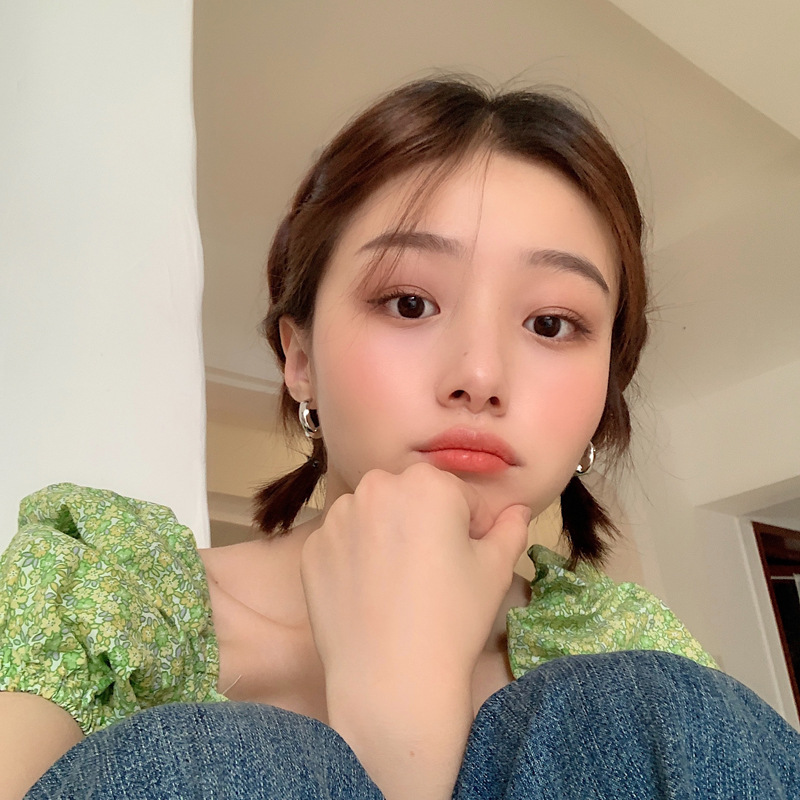 ความรู้สึกเฉพาะของการออกแบบ ต่างหูเกาหลี อารมณ์สุทธิสีแดง ต่างหูที่เรียบง่าย ลมเย็น ต่างหูขนาด ...