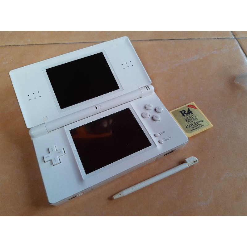 nintendo ds lite สีขาว พร้อมตลับ R4 gold เมม32 - rak_sa_nook - ThaiPick