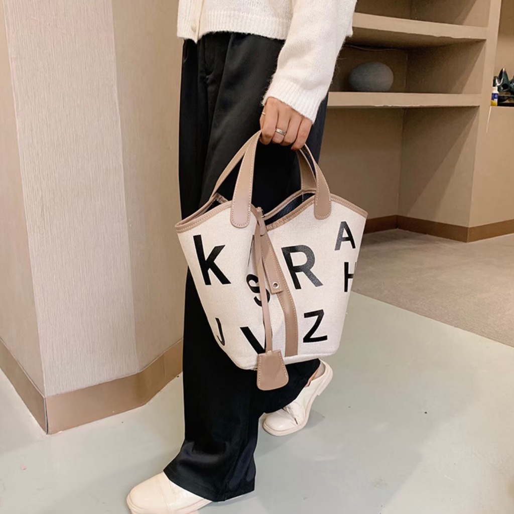 จัดส่งฟรี กระเป๋าถือทรงถังตัวอักษรภาษาอังกฤษ สีครีม SHEIN Bucket bag ...