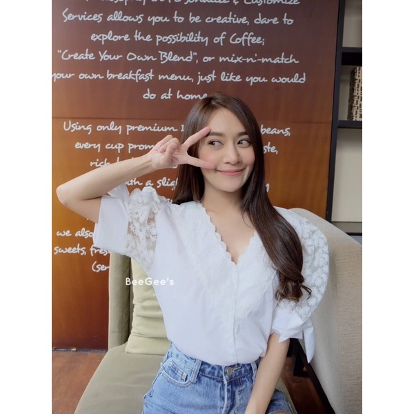 lofty shop11 เสื้อครอปคอวี แต่งคอตต้อนมะตูมใหญ่ เเต่งแถบลูกไม้ทอฟูแขนเเต่งดอกไม้สวยมากกก ...