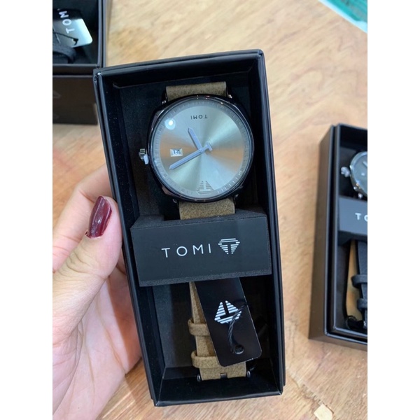 Tomiนาฬิกาข้อมือ ชายหญิง สายหนังกันน้ำได้พร้อมกล่องแบรนด์แถม ...