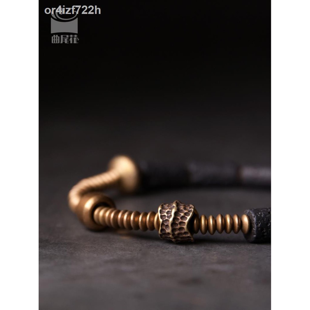 Quwei ดอกไม้การออกแบบดั้งเดิมย้อนยุคหินภูเขาไฟสร้อยข้อมือทองเหลืองชาย ...