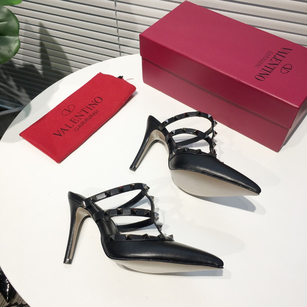卐VALENTINO คลาสสิก rivet Tale ออกแบบรองเท้าส้นสูงรองเท้าผู้หญิงสีดำ ...