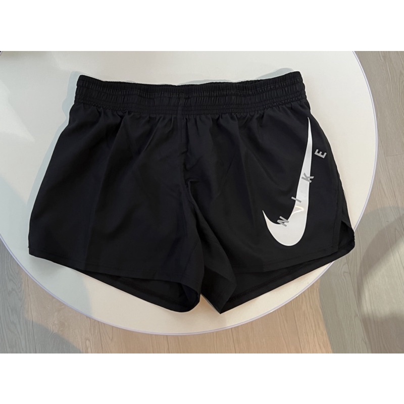 กางเกงวิ่งหญิงขาสั้น Nike Running swoosh run - justdoit.shop - ThaiPick