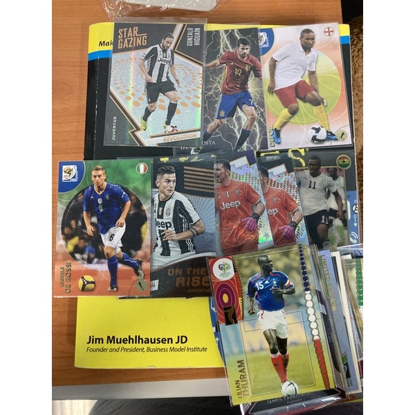 การ์ดเบสเหมาๆ Panini + Parallel นิดหน่อย Soccer cards | Shopee Thailand