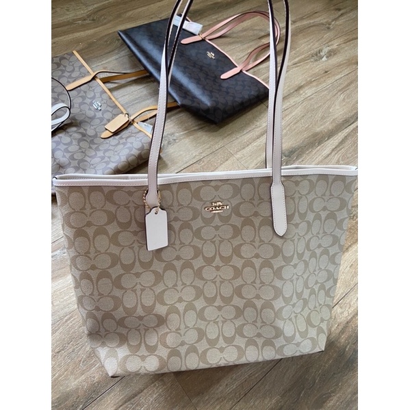 พร้อมส่งในไทยแท้จากอเมกา CITY TOTE IN SIGNATURE CANVAS (โทสนิ่ม ...