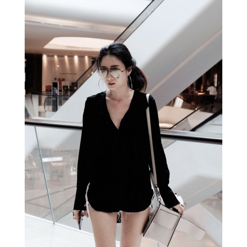 (โค้ด WJUFJP ลดทันที 50.-) Jolly Molly Signature Ruffle Top เสื้อเชิ้ต ...