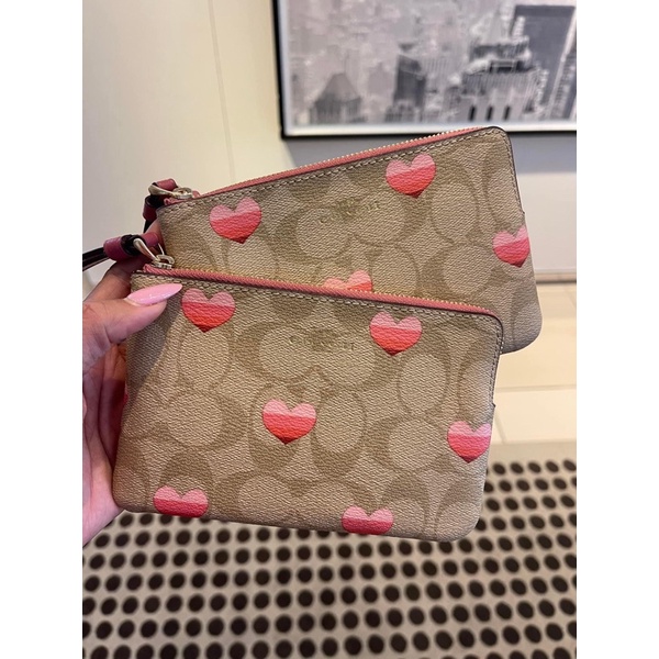 พร้อมส่ง แท้ New Coach คล้องมือ 1 ซิป S Corner Zip Wristlet In ...