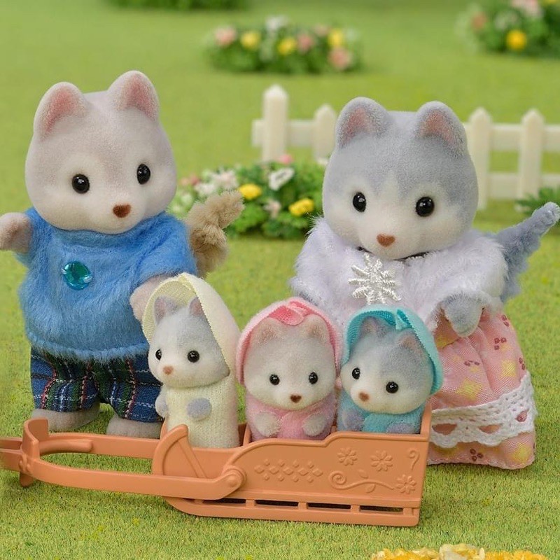 ตุ๊กตาครอบครัวหมาฮัสกี้ชุดเสื้อผ้ากันหนาว และรถเลื่อนหิมะ ซิลวาเนียน ...