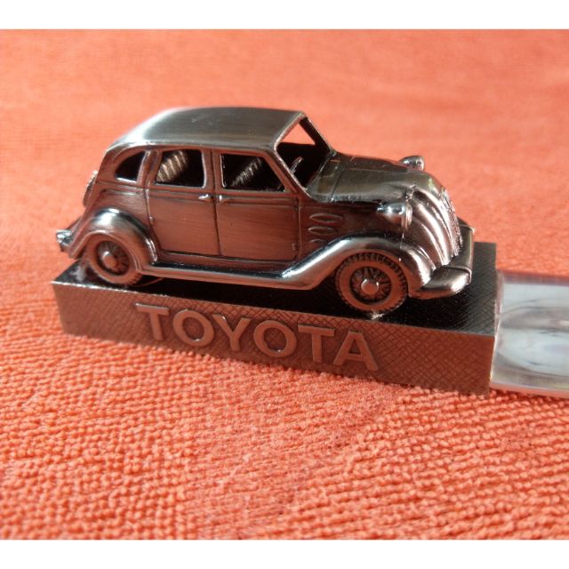 โมเดลรถยนต์ Toyota first car เป็นที่ทับกระดาษ และ แว่นขยาย ของที่ระลึก ...
